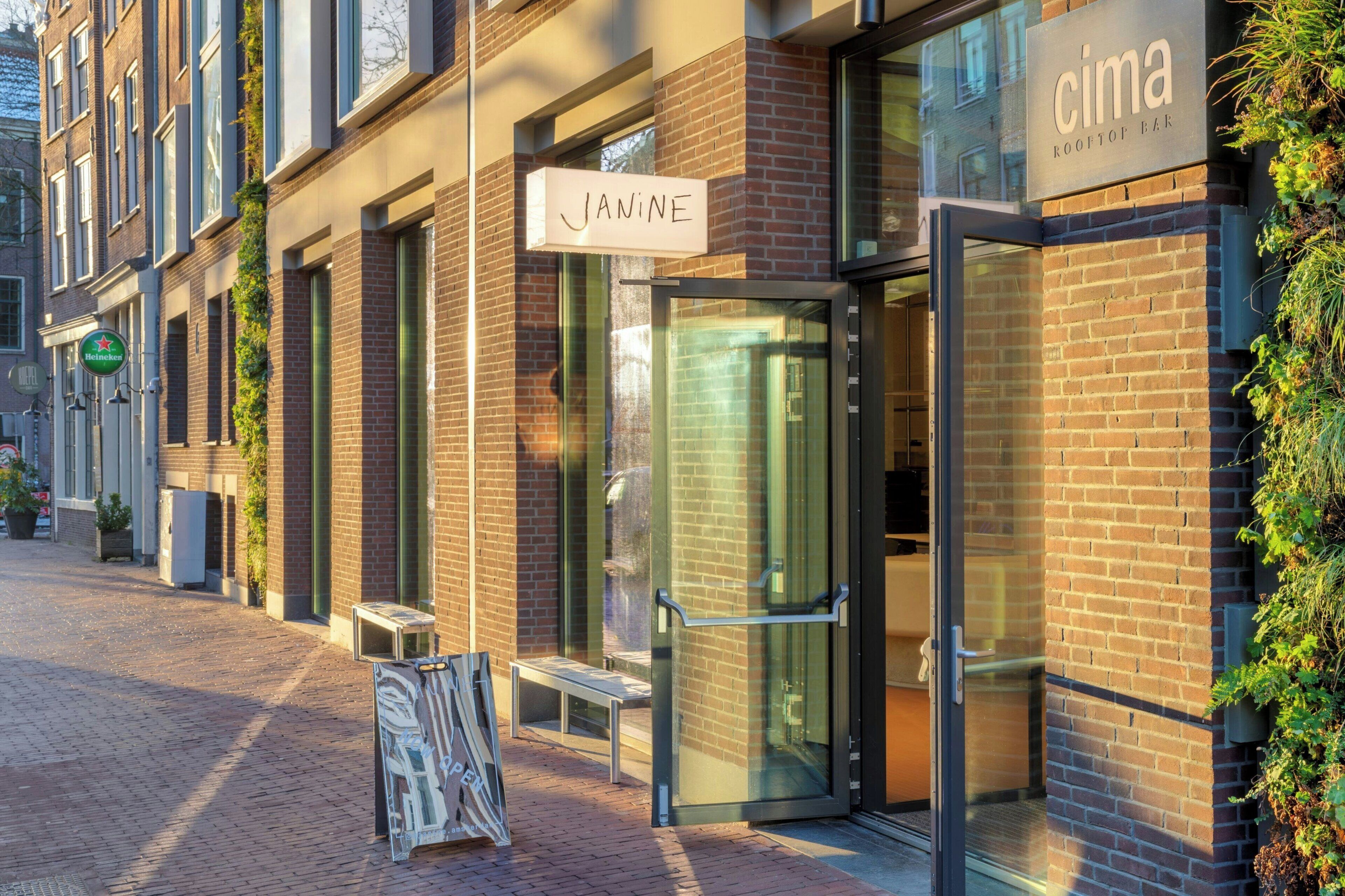 2 restaurantes, almoços servidos, cozinha local e internacional 