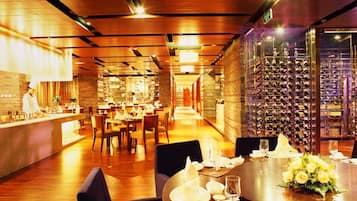 2 restaurantes, é servido café da manhã