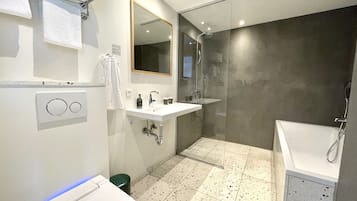 Quarto Superior, 1 cama king-size | Casa de banho | Um polibã, um chuveiro fixo, artigos de higiene ecológicos