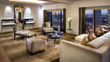 Roupa de alta qualidade, minibar, cofre no quarto, secretária