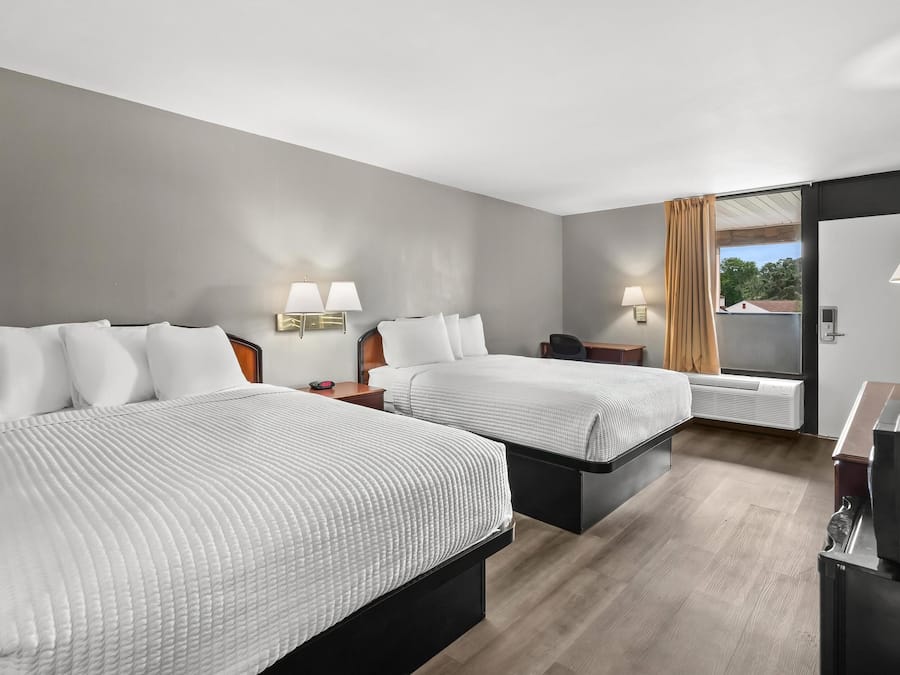 Escrivaninha, espaço de trabalho para notebook, cortinas blackout