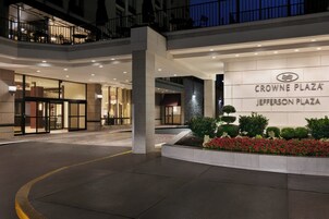Entrada de hotel com placa da Crowne Plaza Jefferson Plaza.