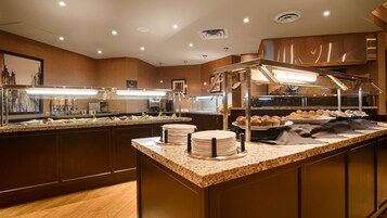 Pequenos-almoços, almoços, jantares servidos, com vista para o jardim 