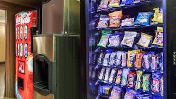 Máquina de vendas com lanches e refrigeradores de Coca-Cola.