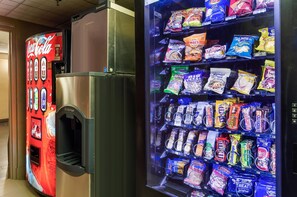 Máquina de vendas com lanches e refrigeradores de Coca-Cola.