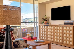 Suite (Wayfinder) | Cofre com capacidade para portátil, cortinas/cortinados opacos