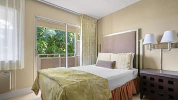 Suite, 1 quarto, cozinha, vista para o oceano (2 Double Beds and a Sofa bed) | Cofre no quarto, secretária