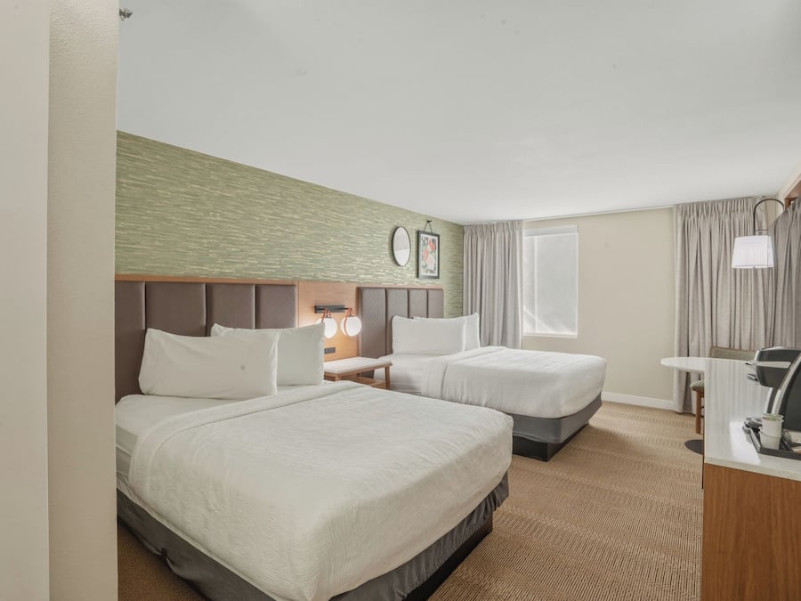 Quarto Standard, 2 camas de casal | Minibar, cofre no quarto, secretária