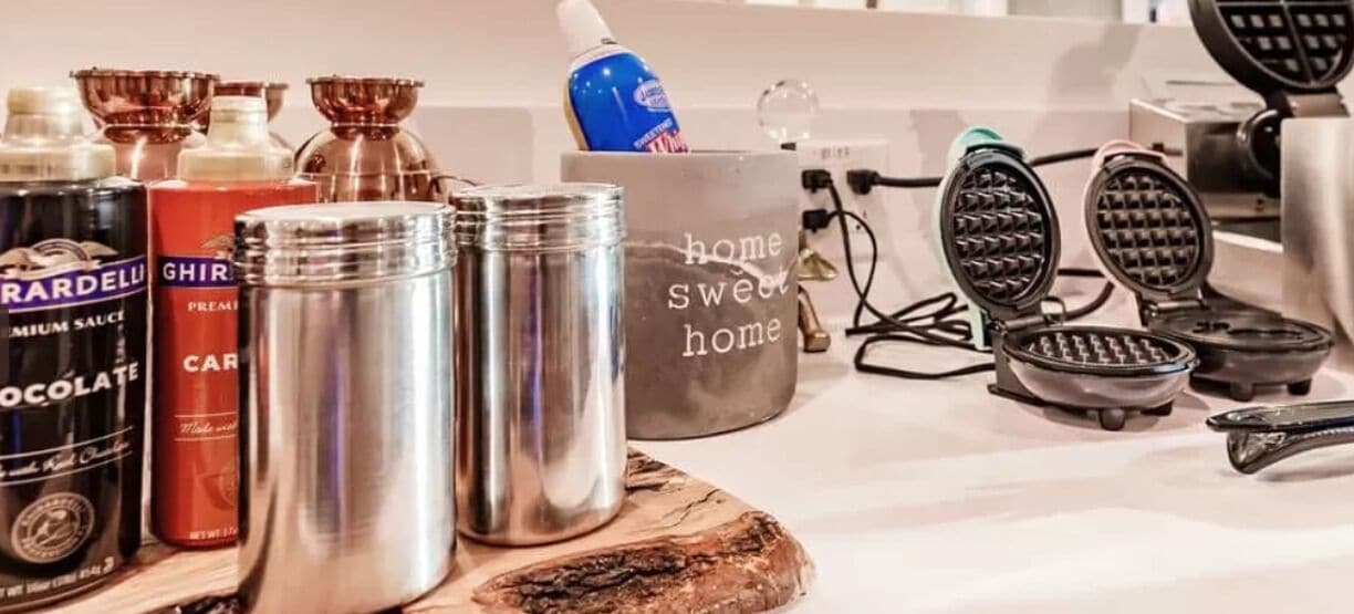 Uma bancada de cozinha com diversos alimentos e utensílios.