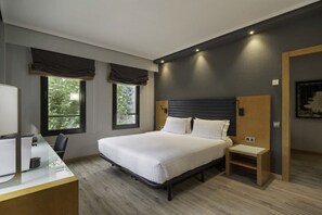 Minibar, cofre no quarto, secretária 