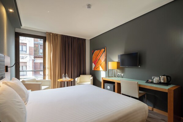 Quarto Duplo, quartos comunicantes | Minibar, cofre no quarto, secretária 