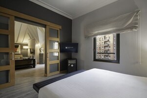 Minibar, cofre no quarto, secretária 