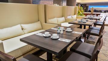 Pequeno-almoço completo diário mediante uma taxa