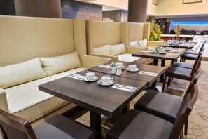 Pequeno-almoço completo diário mediante uma taxa 