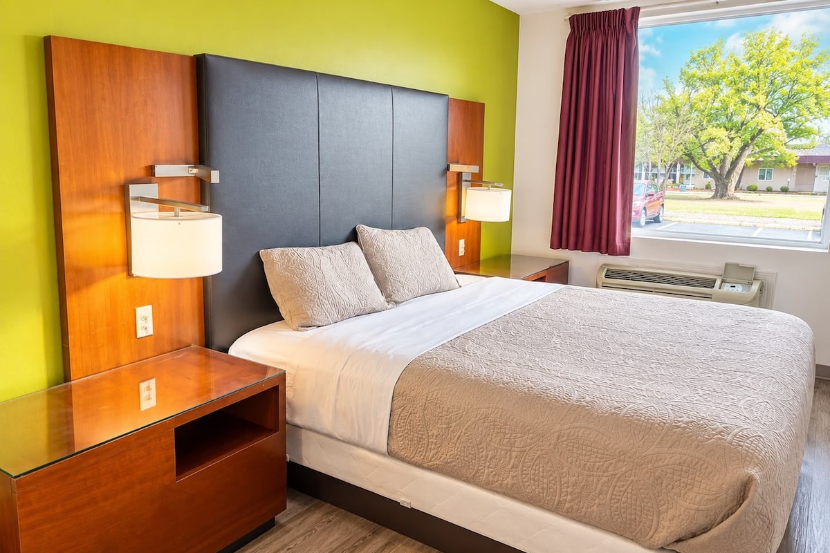 Quarto solteiro luxo, 1 cama King | Escrivaninha, espaço de trabalho para notebook, quartos à prova de som