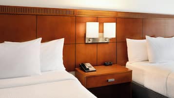 Roupas de cama premium, escrivaninha, espaço de trabalho para notebook