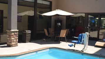 Piscina exterior sazonal, da(s) 10:00 à(s) 22:00, espreguiçadeiras