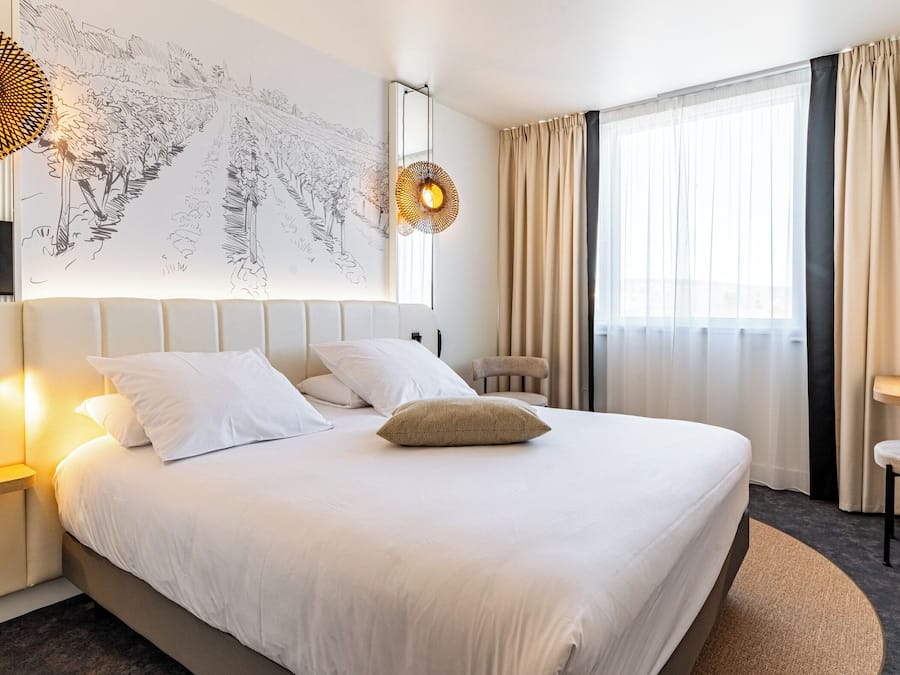 Quarto Clássico, 1 cama de casal | Cofre no quarto, secretária, cortinas/cortinados opacos