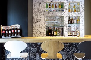 Serve café da manhã, almoço e jantar