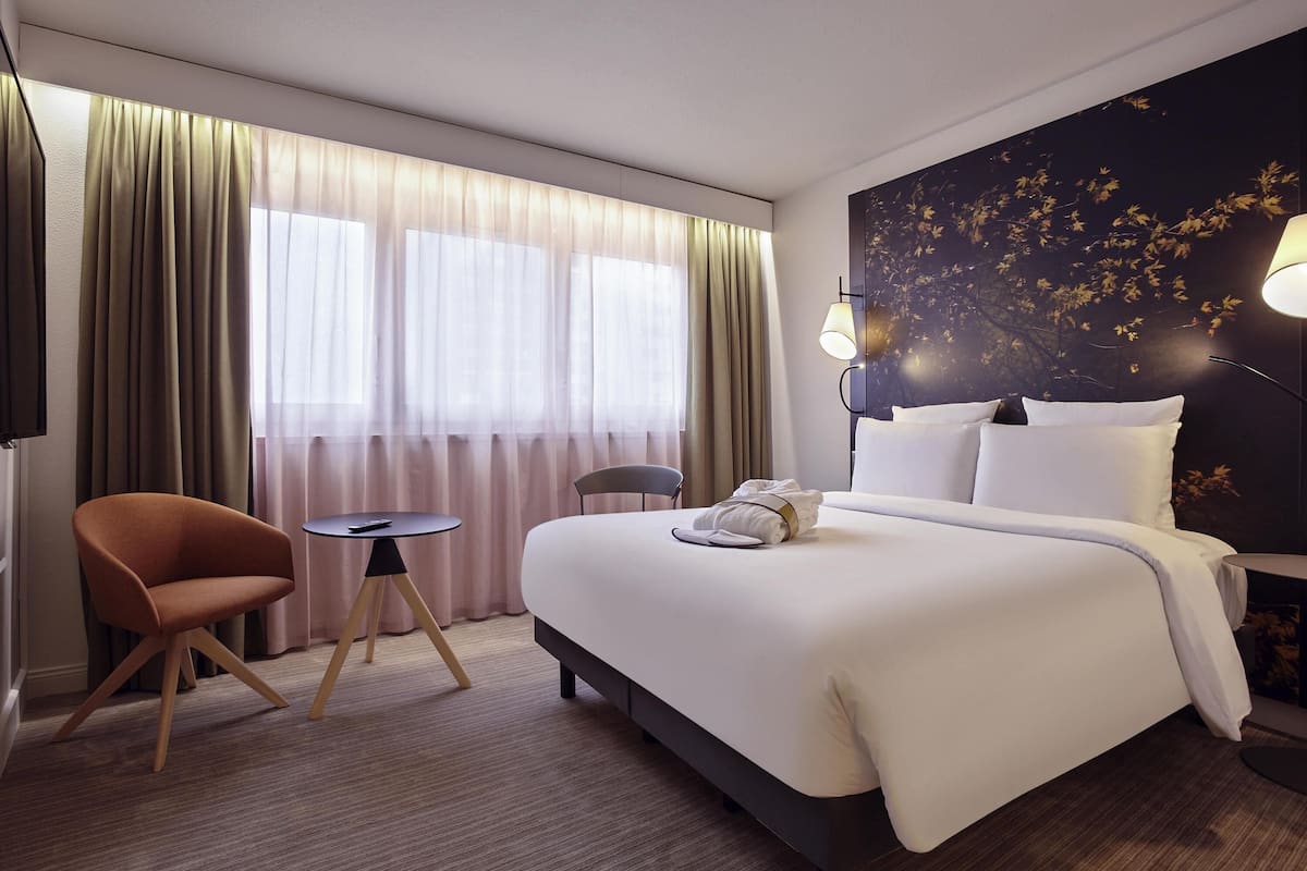 Roupas de cama premium, cofres nos quartos, escrivaninha