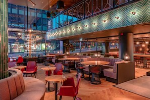 Pequenos-almoços servidos, cozinha local e internacional