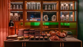 Pequeno-almoço tipo buffet diário mediante uma taxa