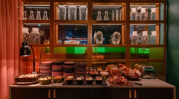 Pequeno-almoço tipo buffet diário mediante uma taxa