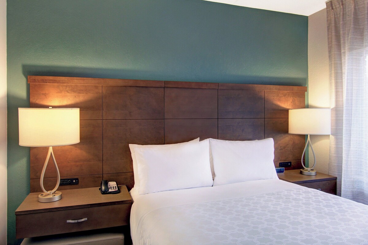 Edredons de pluma, escrivaninha, cortinas blackout