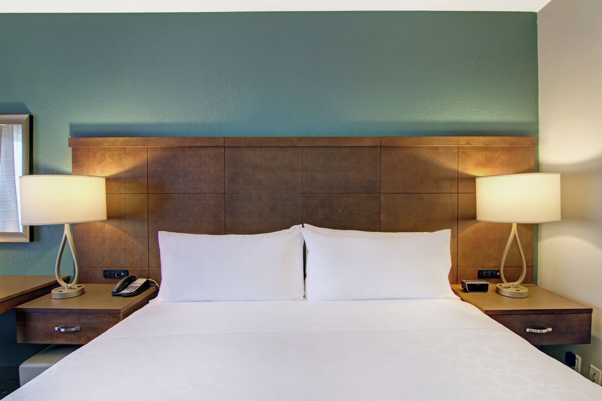 Edredons de pluma, escrivaninha, cortinas blackout