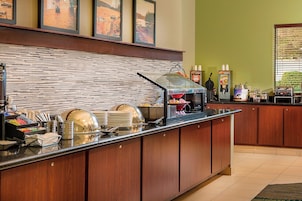 Café da manhã com buffet grátis todos os dias