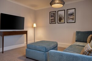 Suite Júnior, 1 cama king-size | Sala de estar | Televisor LCD
