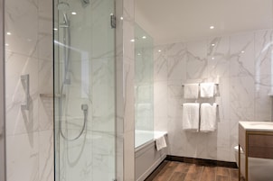 Quarto Familiar, 1 cama king-size e sofá-cama | Casa de banho | Um polibã, artigos de higiene ecológicos, um secador de cabelo