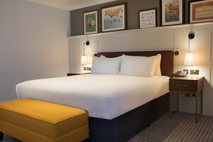 Quarto Familiar, 1 cama king-size e sofá-cama | Cofre no quarto, secretária 