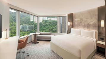 Infinity Room, 1 King Bed, City View | Roupa de alta qualidade, edredões de penas, camas de colchão pillowtop