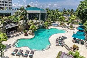 Piscina externa, guarda-sóis, espreguiçadeiras