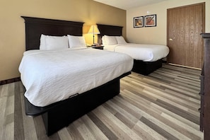 Quarto, 2 camas queen-size, não fumadores | Secretária, ferro/tábua de engomar, berços/camas para crianças grátis