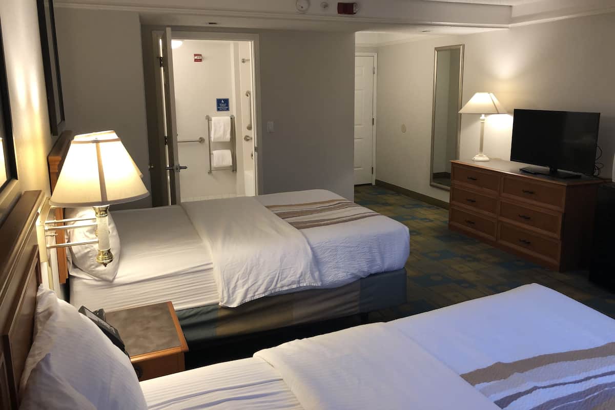 Quarto, 2 camas de casal, não fumadores, vista para a piscina (Tub with Grab Bars) | Camas de colchão pillowtop, secretária