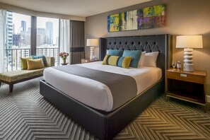 Cofres nos quartos, escrivaninha, cortinas blackout