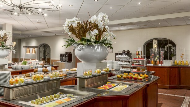 2 restaurantes: servem almoços e jantares