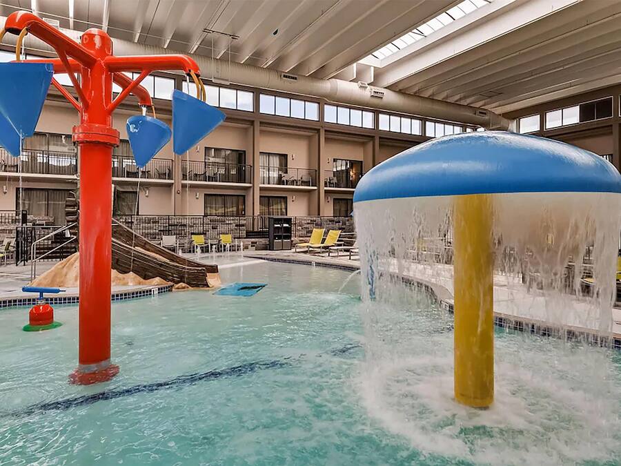 2 piscinas interiores, da(s) 8:00 à(s) 22:00, guarda-sóis