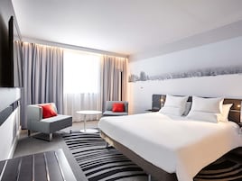 Quarto Executivo, 1 cama de casal e sofá-cama | Roupa de alta qualidade, cofre no quarto, secretária