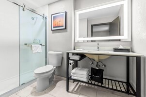 Quarto Premier, 1 cama king-size, não fumadores | Casa de banho | Uma combinação polibã/banheira, artigos de higiene ecológicos 