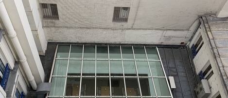 Um edifício com fachada moderna em vidro e exterior em tijolos brancos.