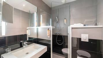 Quarto clássico, 1 cama de solteiro | Banheiro | Produtos de toalete biodegradáveis, secador de cabelo, toalhas de banho