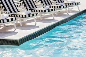 Piscina exterior, guarda-sóis, espreguiçadeiras