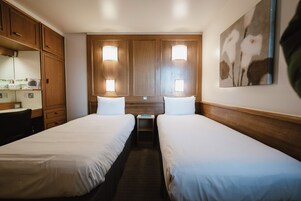 Quarto duplo clássico | Cofres nos quartos, escrivaninha, Wi-Fi de cortesia, roupa de cama