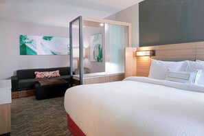 Escrivaninha, cortinas blackout, ferros/tábuas de passar roupa