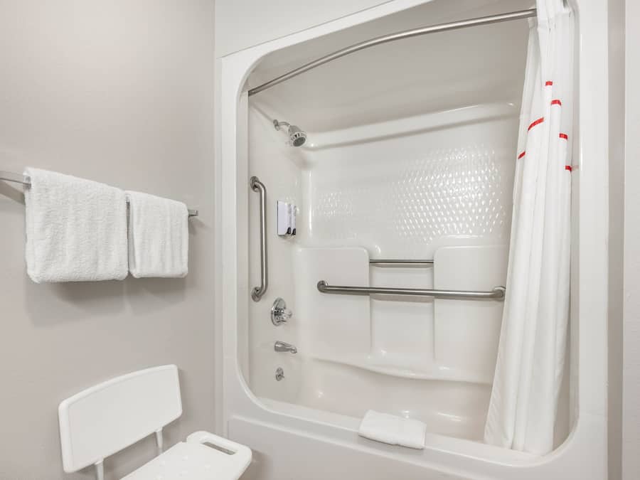 Deluxe Room, 1 King Bed, Accessible, Smoke Free | Casa de banho | Uma combinação polibã/banheira, artigos de higiene pessoal grátis