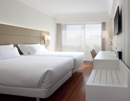 Minibar, cofre no quarto, secretária, cortinas/cortinados opacos 