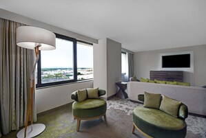 Suite, 1 cama king-size | Sala de estar | Televisor LCD de 42 polegadas com canais por cabo, televisor 